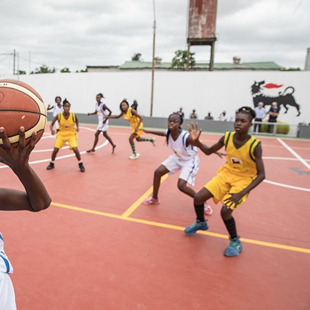 Eni and the Area 4 partners deliver Multipurpose Sports Field at Bairro ...