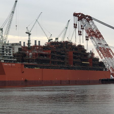 Eni announces the last topside module lifting for the Coral-Sul FLNG